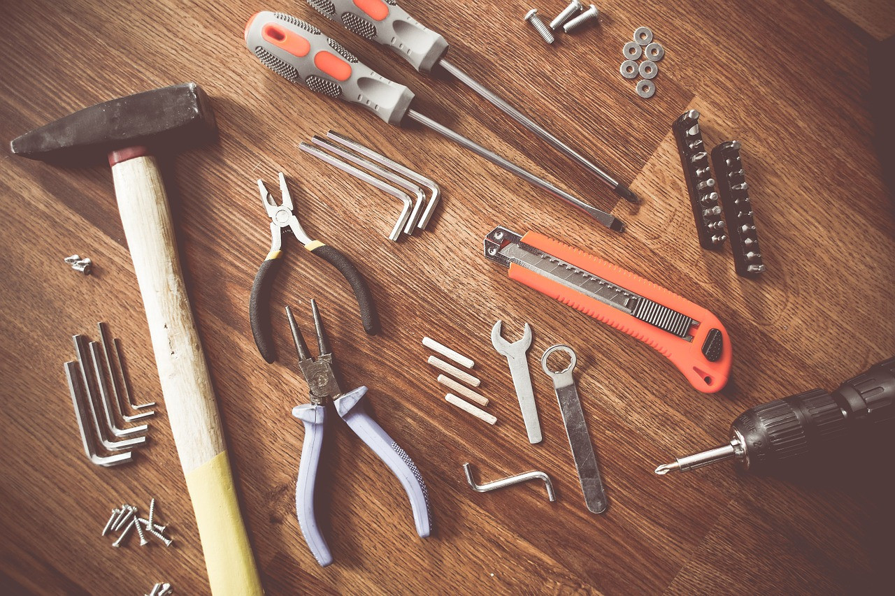 10 Holiday Gift Ideas for Contractors and Home Builders | Allura USA